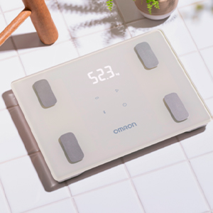 Amazon | オムロン 体重 体組成計 カラダスキャン モカベージュ KRD-403T-BG スマホ連動 データ自動転送 自動認識 乗るだけで測定開始 A4サイズのコンパクト設計 体脂肪率 ...