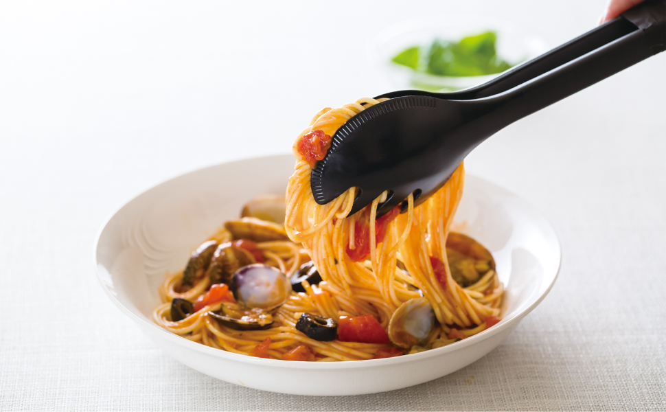 Amazon｜マーナ(marna) oicia 麺キャッチトング (つかみやすい / パスタ うどんなどに) キッチントング 麺 トング ブラック K594BK｜トング オンライン通販