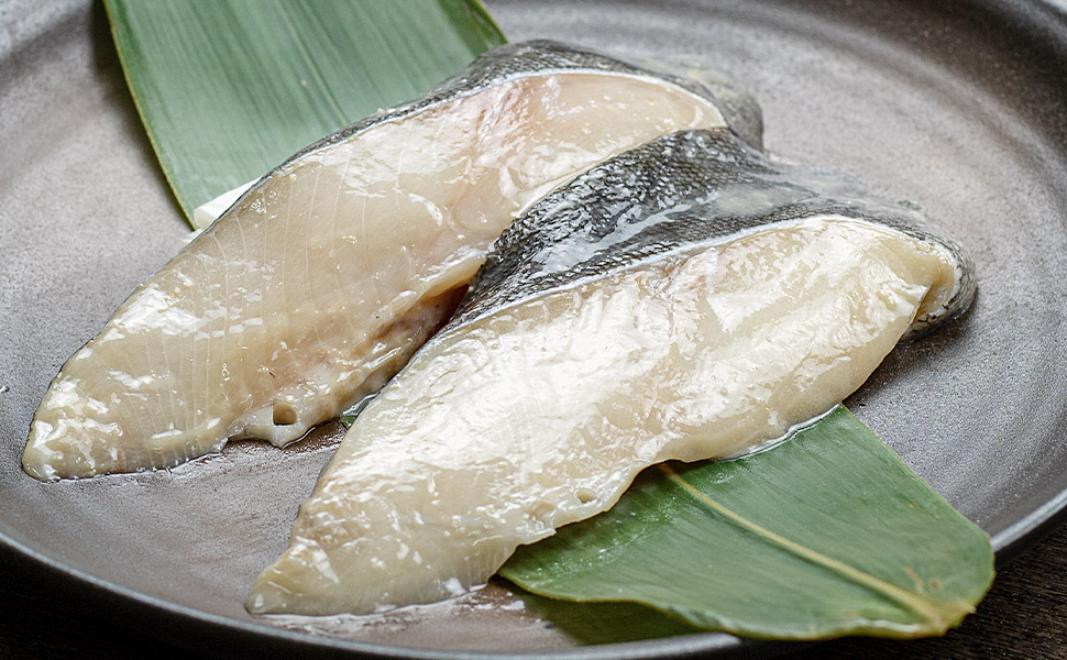 Amazon.co.jp: まぐろ処一条 銀だら西京漬 700g(70g×10切入) 化粧箱入り 西京焼き 漬魚 [[銀だら西京漬け10切セット] : 食品・飲料・お酒