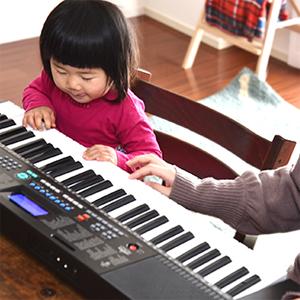 Amazon | RiZKiZ 電子キーボード 【61鍵盤】 350種類の楽器音色 リズム 61種類のキーボードパーカッション マイク付 LCDディスプレイ 自動伴奏 録音 レコーディング ...