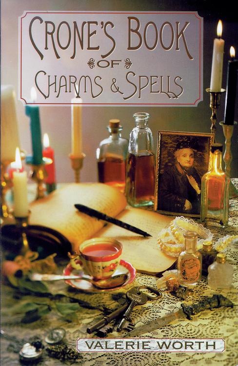 Crone's Book of Charms & Spells: Valerie Worth: 9781567188110: Amazon ...