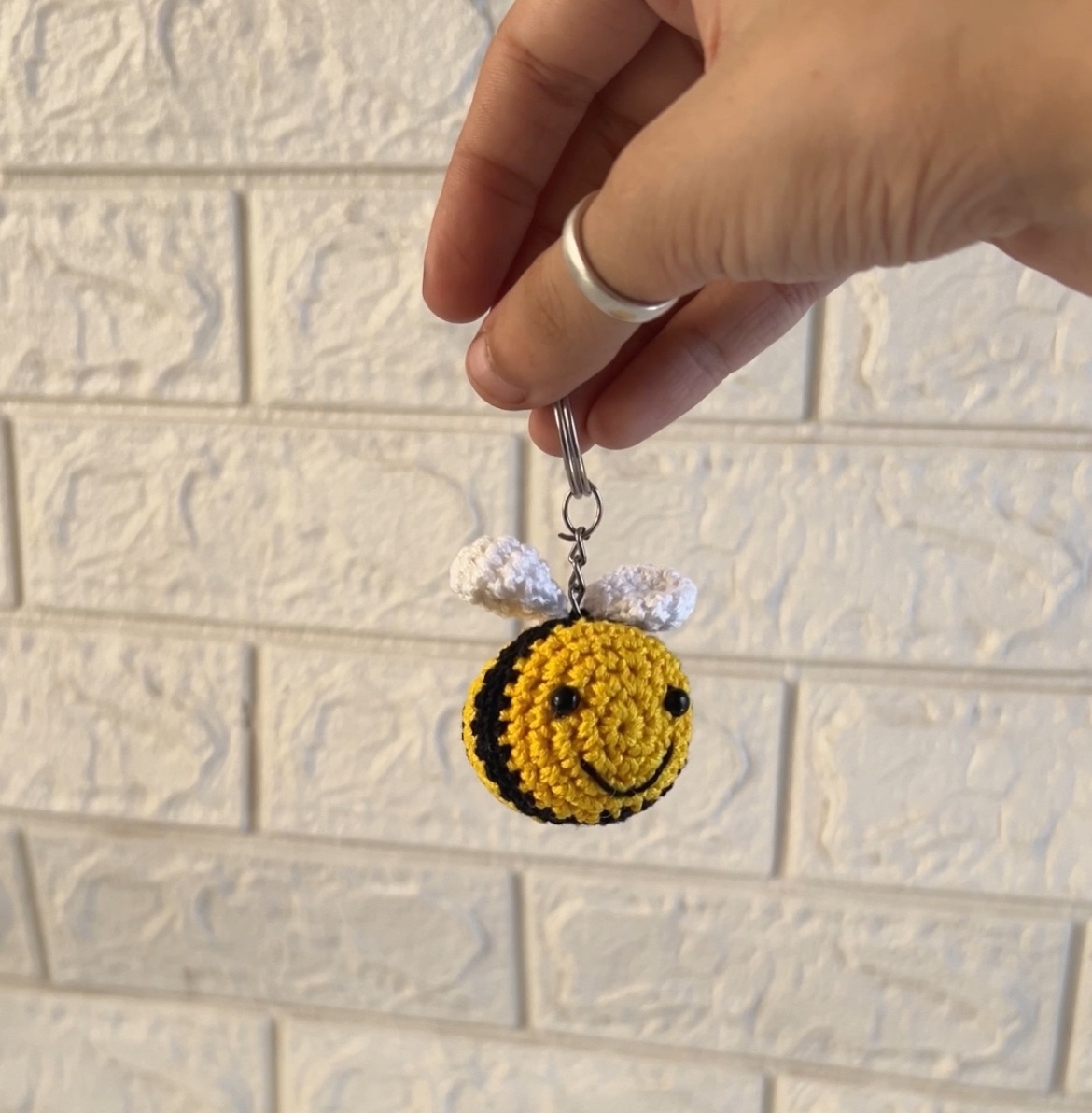 Buy Honey bee keychain | crochetbyplakshi